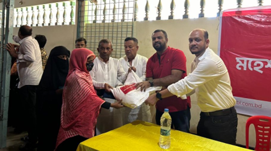 Robi stands by cyclone hit people at Maheshkhali - Bangladesh Post